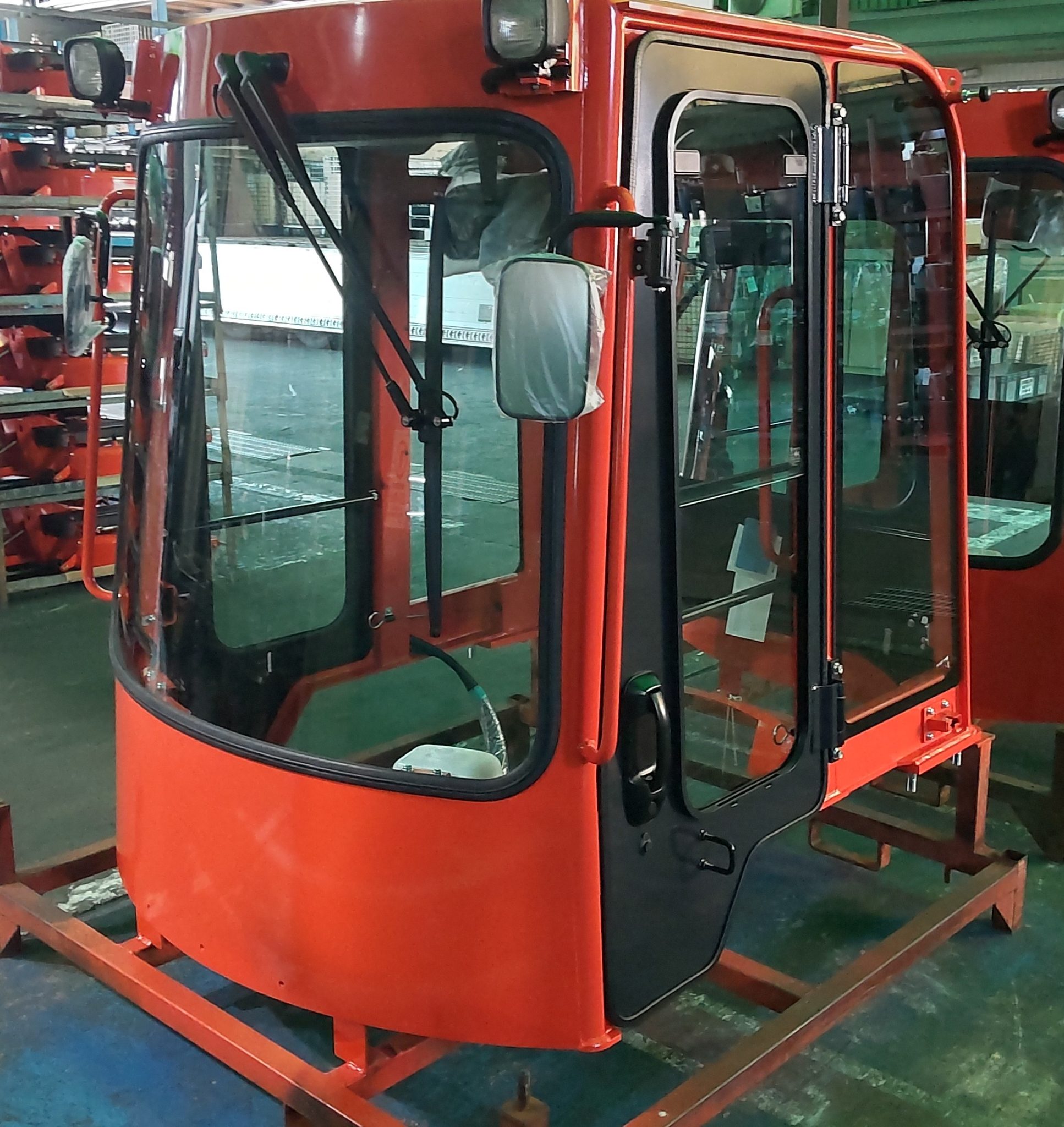 《建設機械 (ホイルローダ) 用 運転席部分のキャビンアッセンブリー製品》 – 事例紹介 – 大和精工